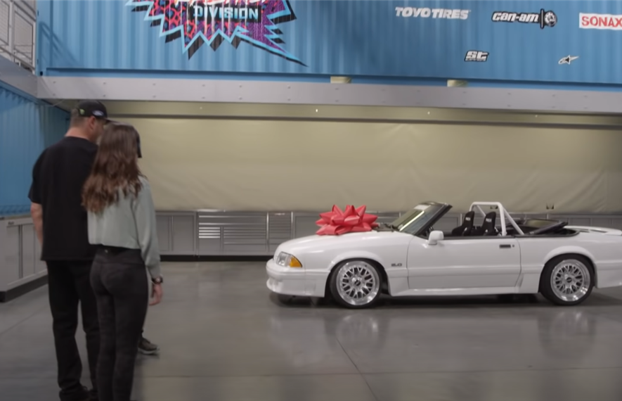 კენ ბლოკი Vanilla Ice-ის შთაგონებულ 5.0 Mustang-ს თავის ქალიშვილს ჩუქნის