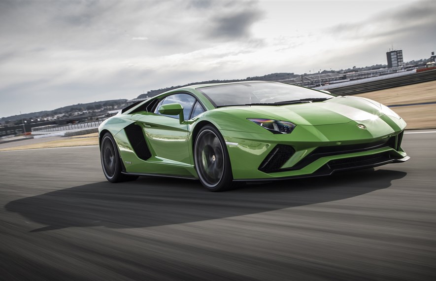 უყურეთ, როგორ ჩქარდება Lamborghini Aventador S ავტობანზე - Crystalauto